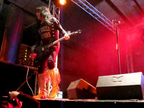 WASP - Love Machine (live Bologna 23-11-2009).AVI - YouTube