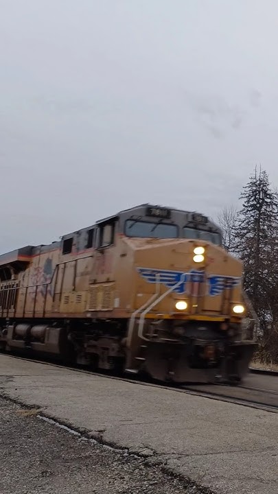 UP 7811 leads NS 267 1-30-2025 - YouTube