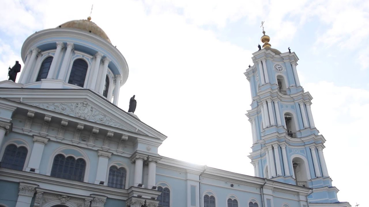 Бьёт в набат великий колокол, а священнослужители с мирянами молятся ...