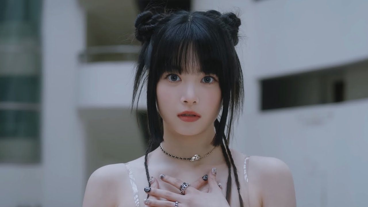 le sserafim 'eve, psyche and the bluebeard's wife' but it's missing some beats - YouTube