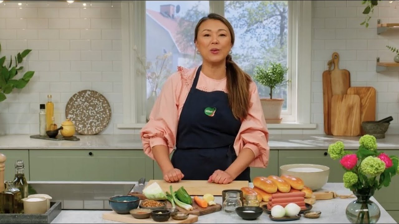 Grillad korv med kimchislaw och sojapicklad silverlök - Köket - YouTube