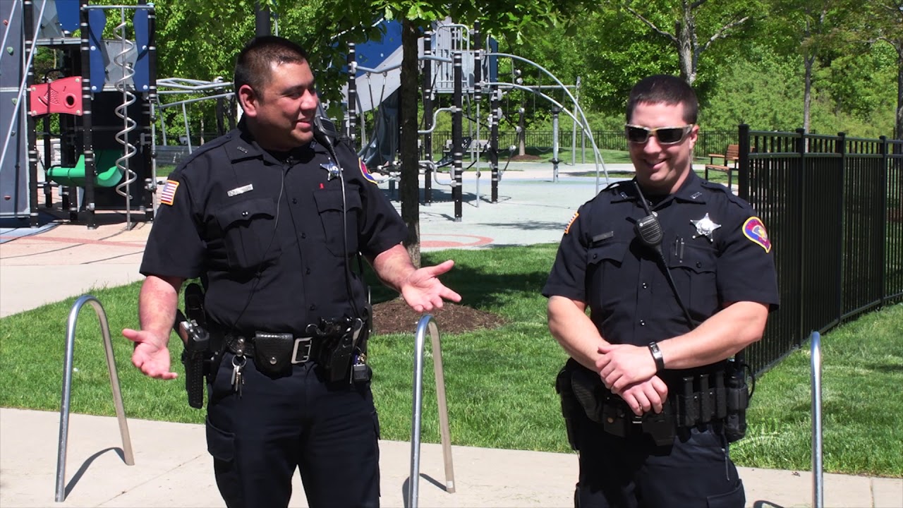 Romeoville Police Officers Duckling Rescue - YouTube