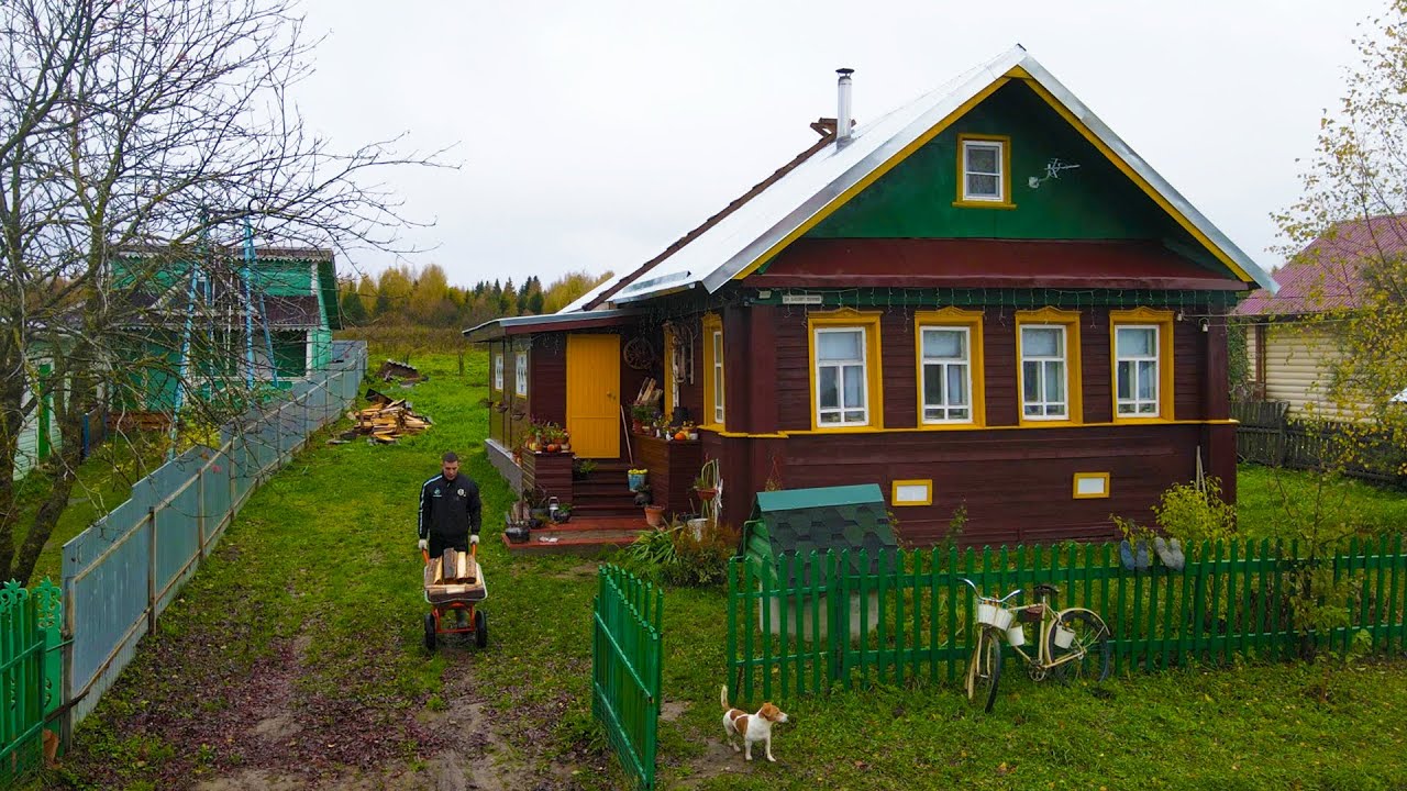 How Russians live in a village. Autumn in the Russian North. Neighbors ...