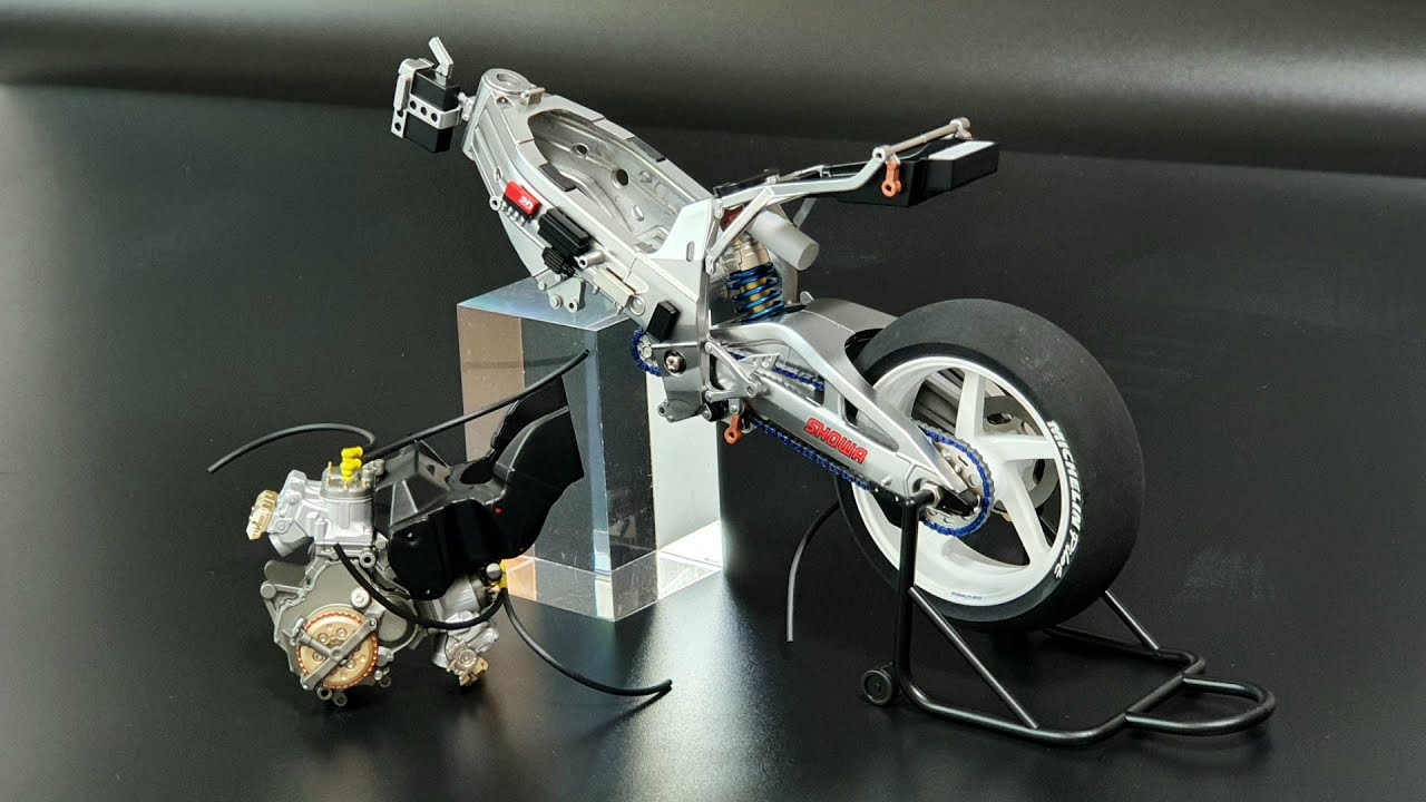 Tamiya 1/12 Scale Suzuki RGV-Γ(Gamma) XR89 스윙 암, 프레임, 엔진 조립. Part 1 ...