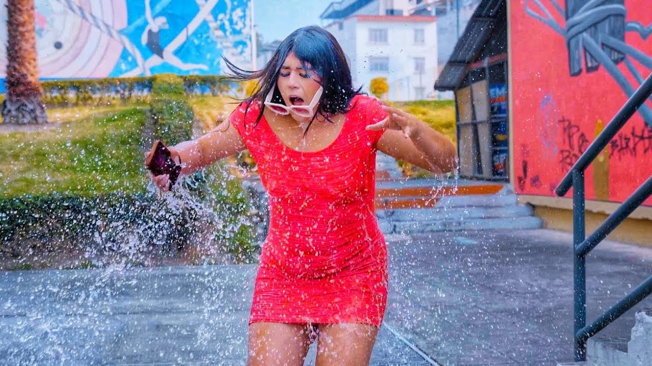 Mujer pidió ayuda lanzando globos de agua para escapar y buscar a su ...