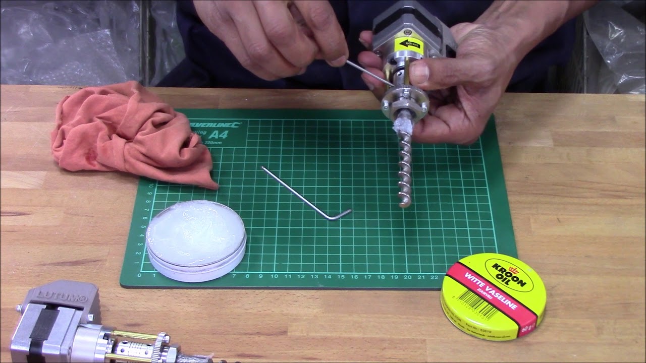 LUTUM 4v extruder grease - YouTube