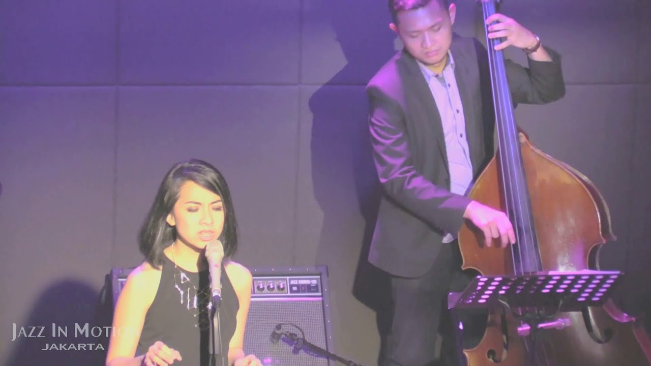 Sandy Winarta Trio ft. Amelia Ong - Falling Love @ Motion Blue Jakarta ...
