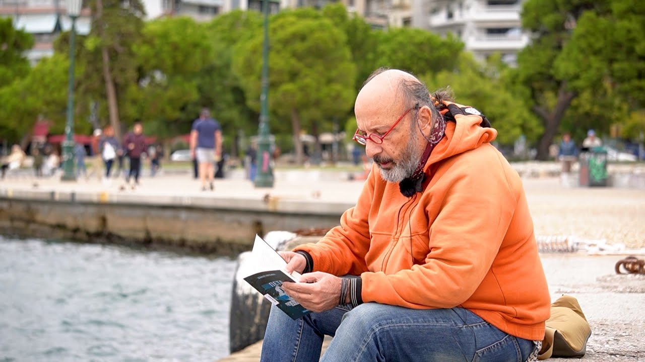 O Σάκης Σερέφας στην Parallaxi για το νέο του βιβλίο «Πέτα το στη ...