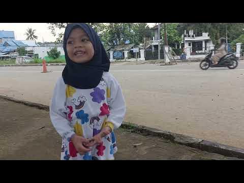 Zahra nyanyi di pinggir jalan - YouTube