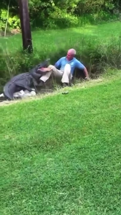MAN ESCAPES JAWS OF AN ALLIGATOR - YouTube