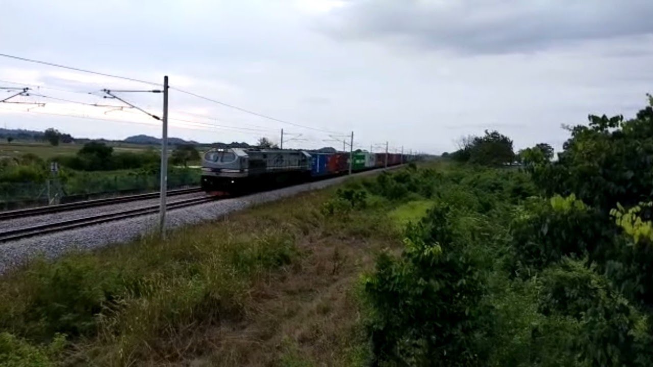 KTMB cargo class 26110 Tanjung Penawar from Padang Besar - YouTube