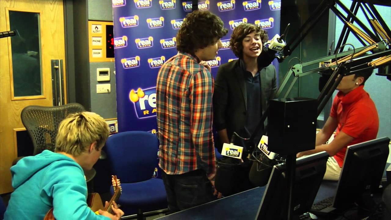 One Direction - What Makes You Beautiful LIVE at Real Radio - YouTube