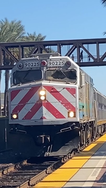 NPCU 90225 leads Comet Car Set into Fullerton - YouTube