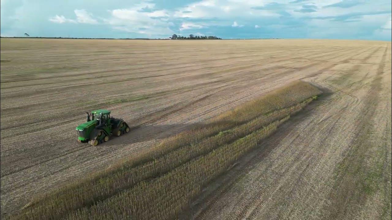 Trator 9520RX John Deere desatolando colheideira S760 John Deere - YouTube