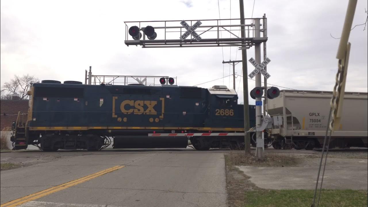 CSX 2686 Leads LHF on Local South | Walnut St. Railroad Crossing, Findlay, OH - YouTube