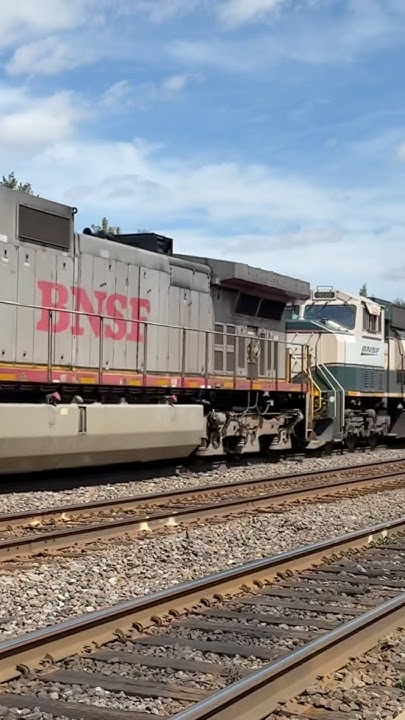 #BNSF bonnet C44-9W 705 and executive SD70MAC 9581 pull E-CNMBTM coal empties west. 08.29.25 ...