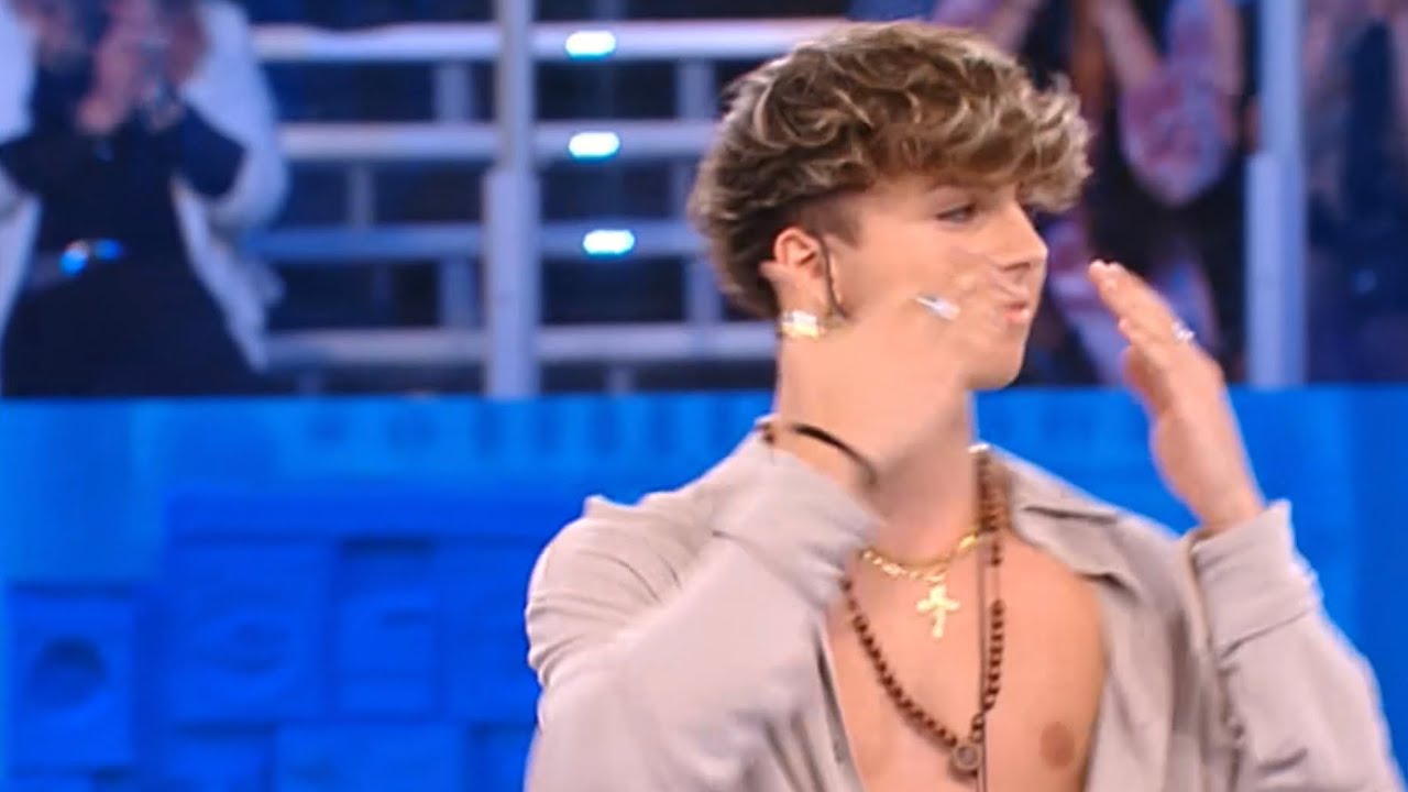 Amici 21 - Mattia vince la classifica del più bello della classe - YouTube