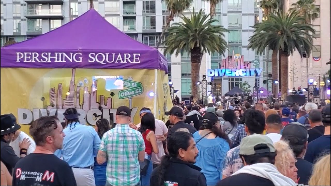 Pershing Square during a concert. Retro Rebellion - YouTube