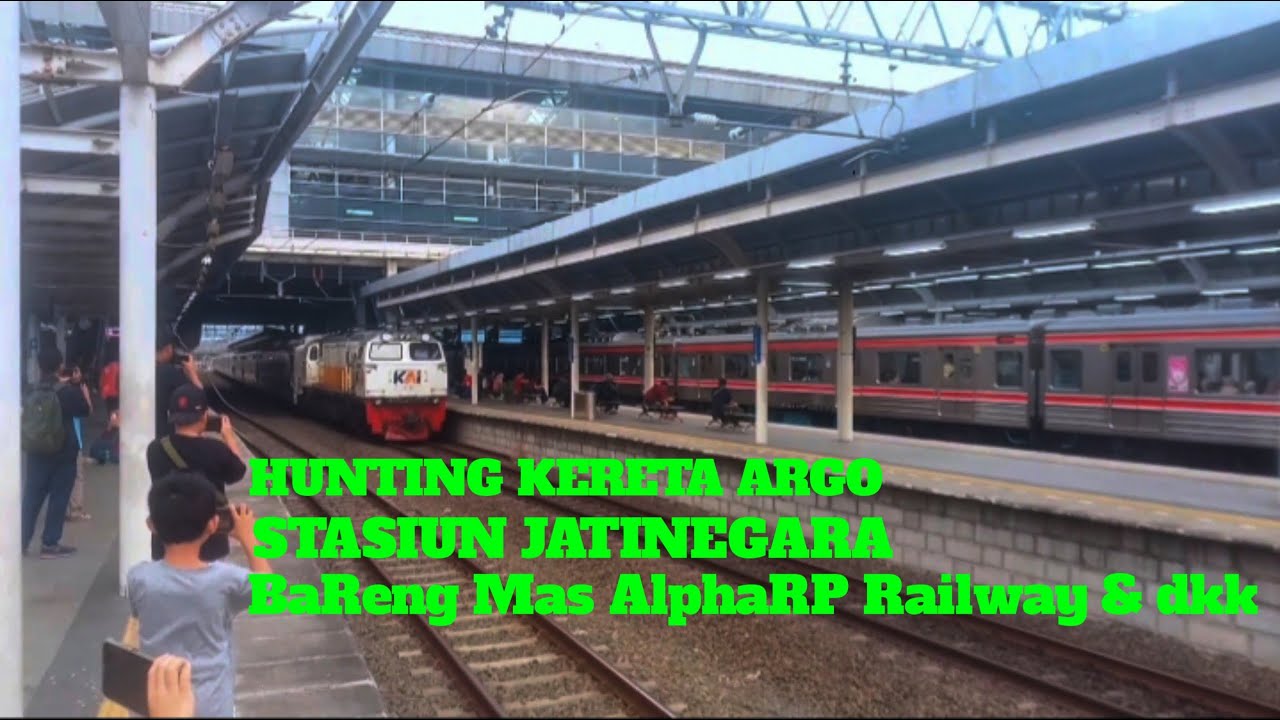 HUNTING KERETA ARGO STASIUN JATINEGARA - YouTube