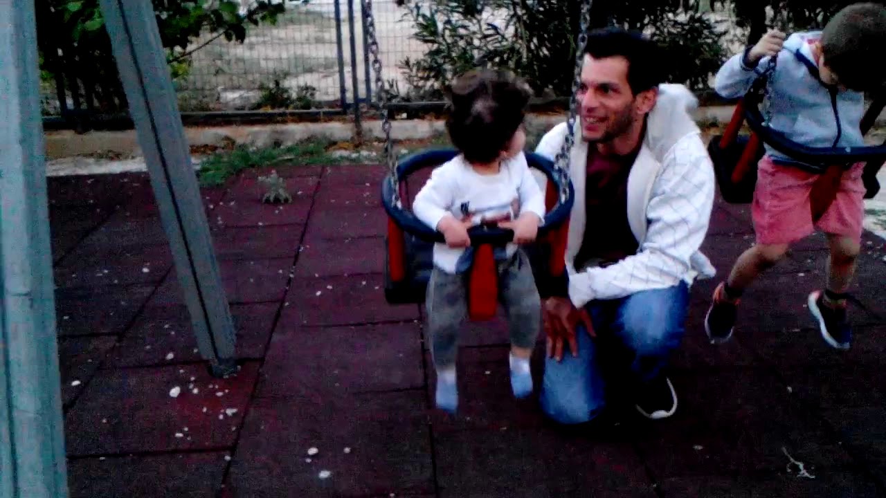 Ο Αγγελος κανει κουνια - YouTube
