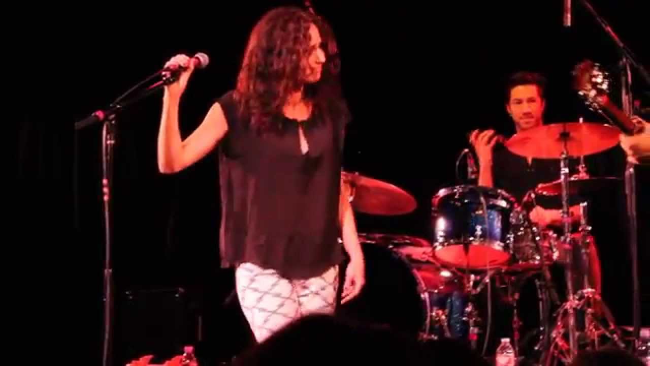 Minnie Driver Covers "Close to Me" by The Cure at The Coach House - YouTube