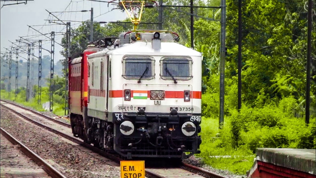 Most powerful electric engine wap-7+ wap-4 Crosses the station at high ...