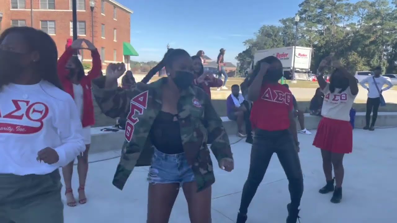 FAMU Deltas Strolling on the Yard - YouTube
