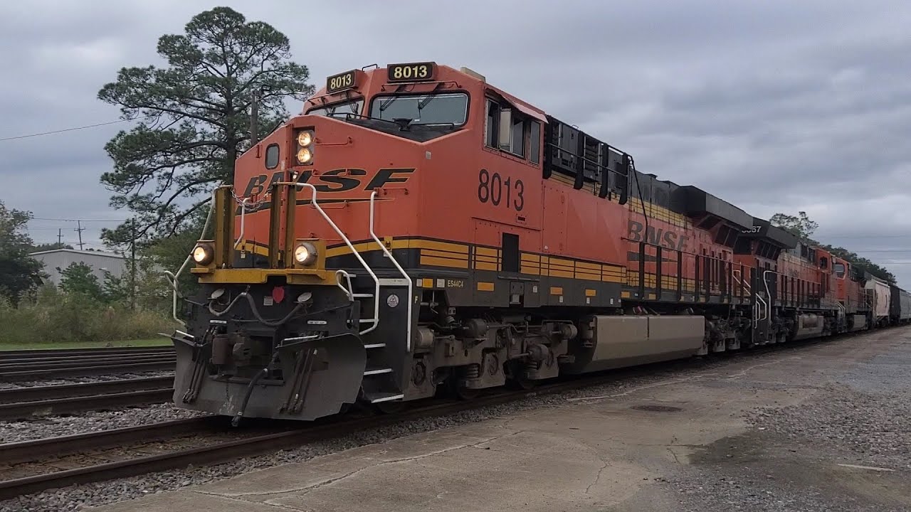 BNSF 8013 leads H-LALNSI through New Iberia on November 25, 2023 (with a Darwin Candidate) - YouTube