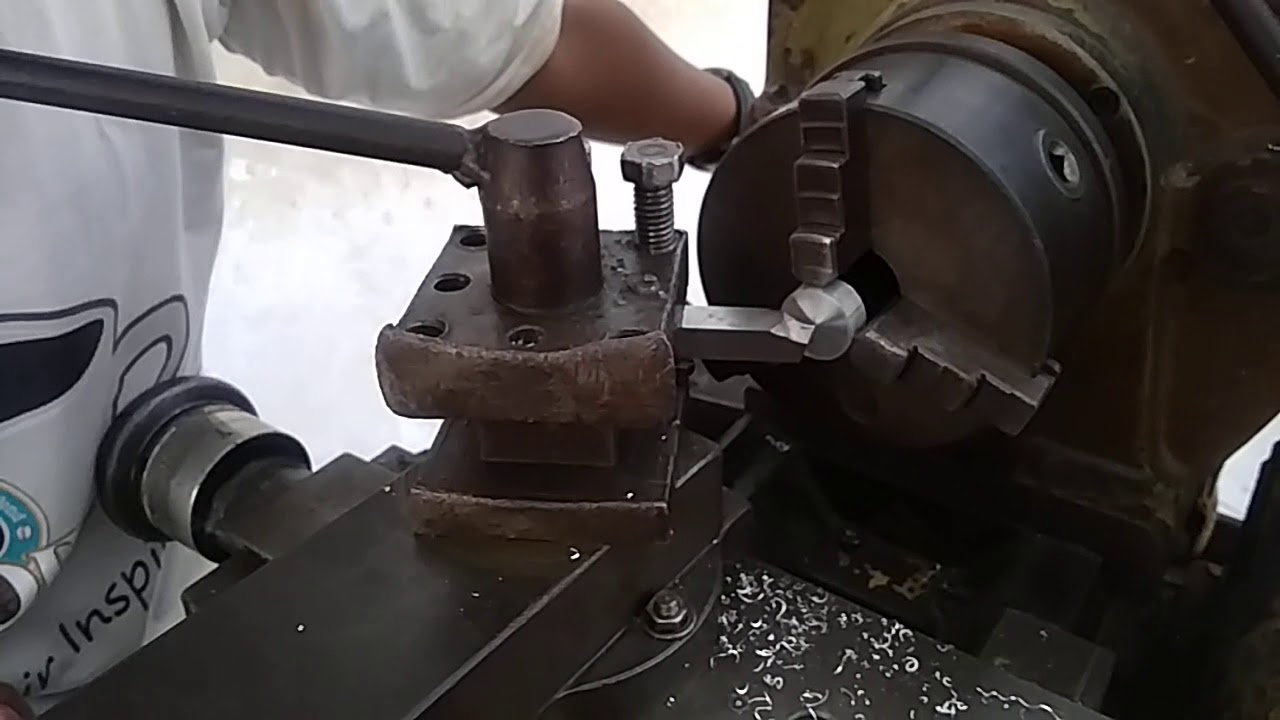 Pembubutan rata muka bahan dasar pembuatan mur - YouTube