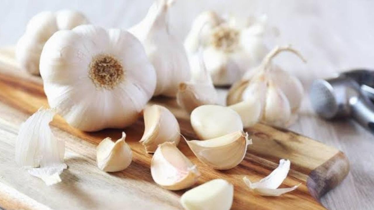 how to peel garlic easily|lehsan chillny ka asan tarika |vegetables ...