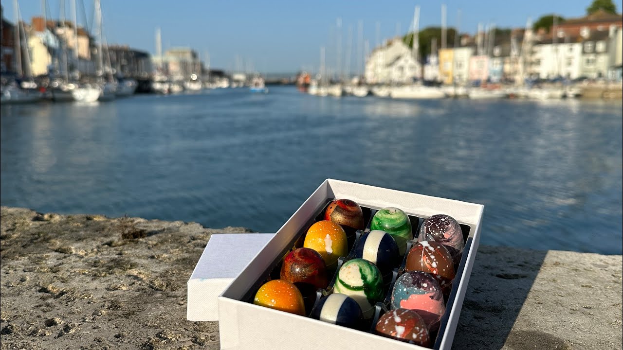 Laura does a market in another gorgeous spot - YouTube