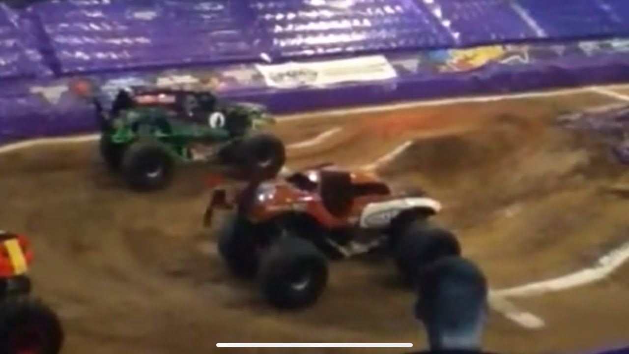 Monster Jam Cincinnati 2014 championship race - YouTube