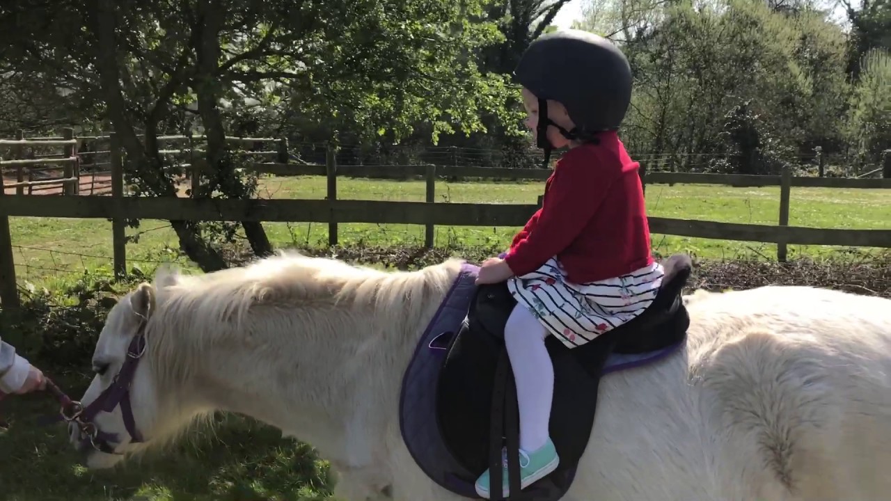 FIRST EVER PONY RIDE 😍😍🐎 - YouTube
