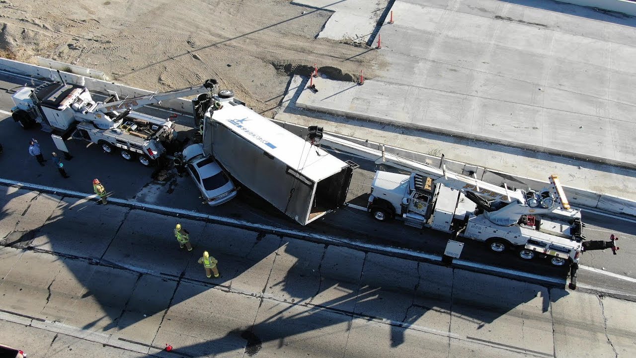 Box truck fell on top of Lexus on the freeway - YouTube