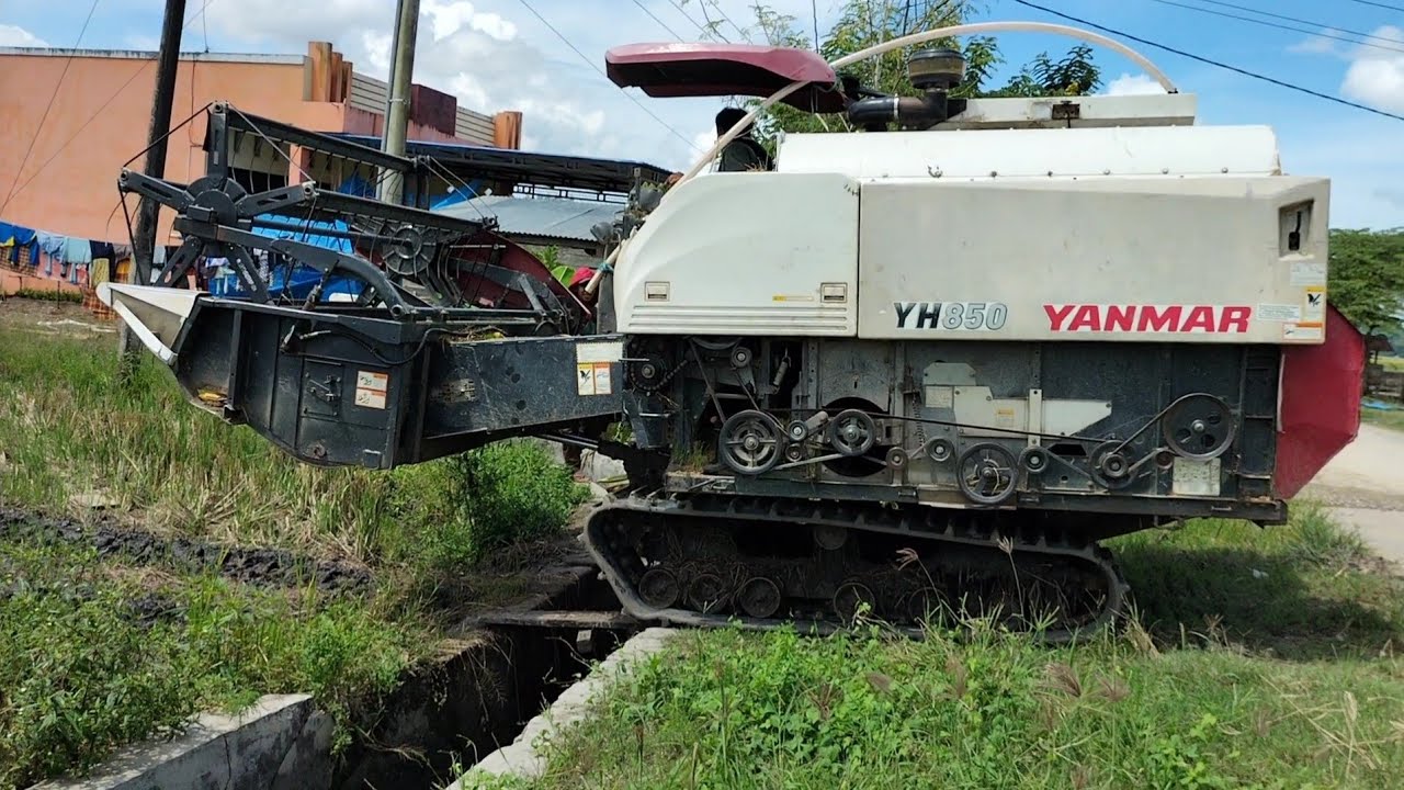 combine padi yanmar yh850 masuk lahan terus panen - YouTube