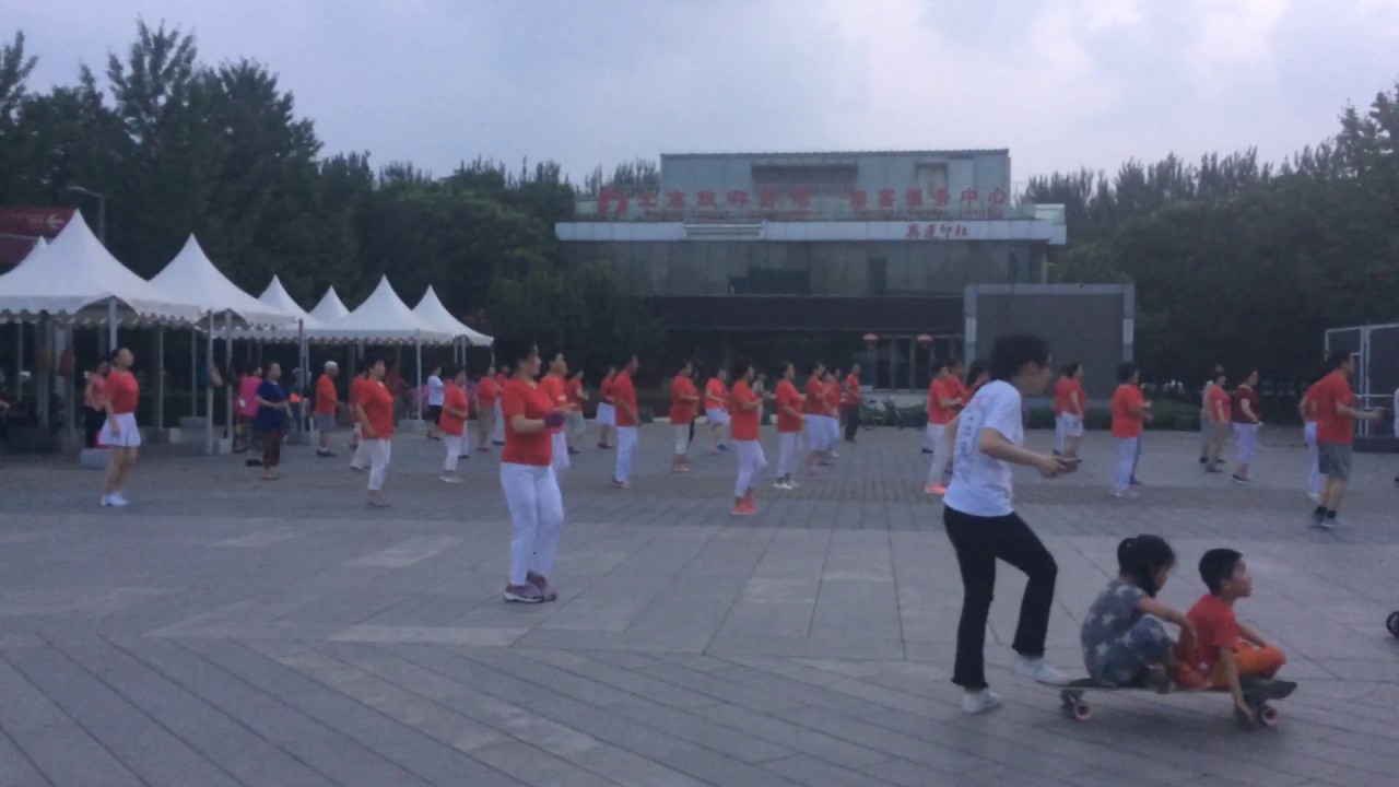 Chinese People Dancing on the Streets of Beijing - YouTube