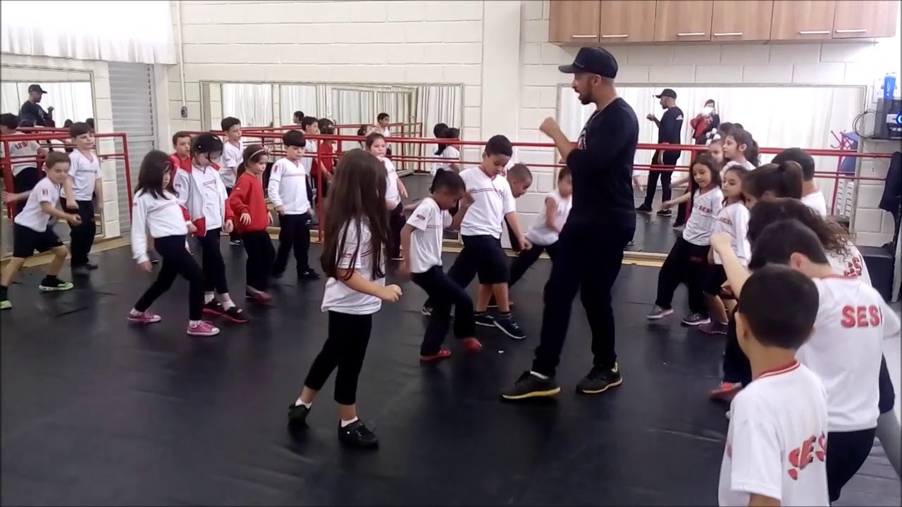 Coreografia em Compasso quaternário - 1º ano B SESI 2018 - YouTube