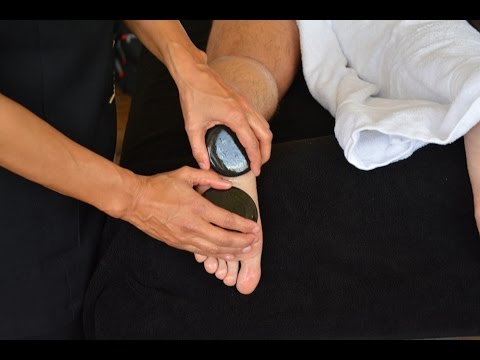 Cursus Hotstone massage bij het WellnessInstituut - YouTube