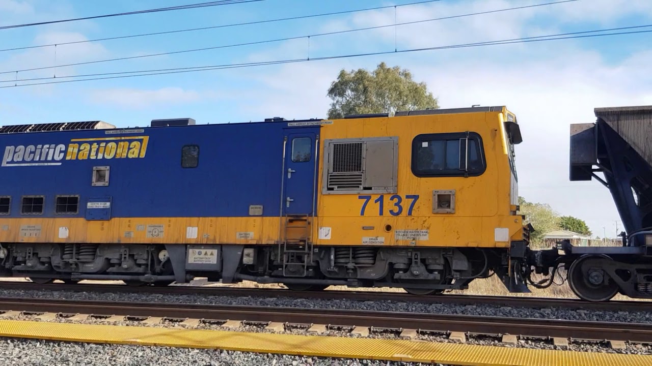 Pacific National Coal train at Gracemere. - YouTube