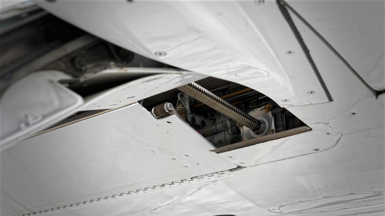 Embraer 145 Extending Flaps To 45 Degrees - YouTube