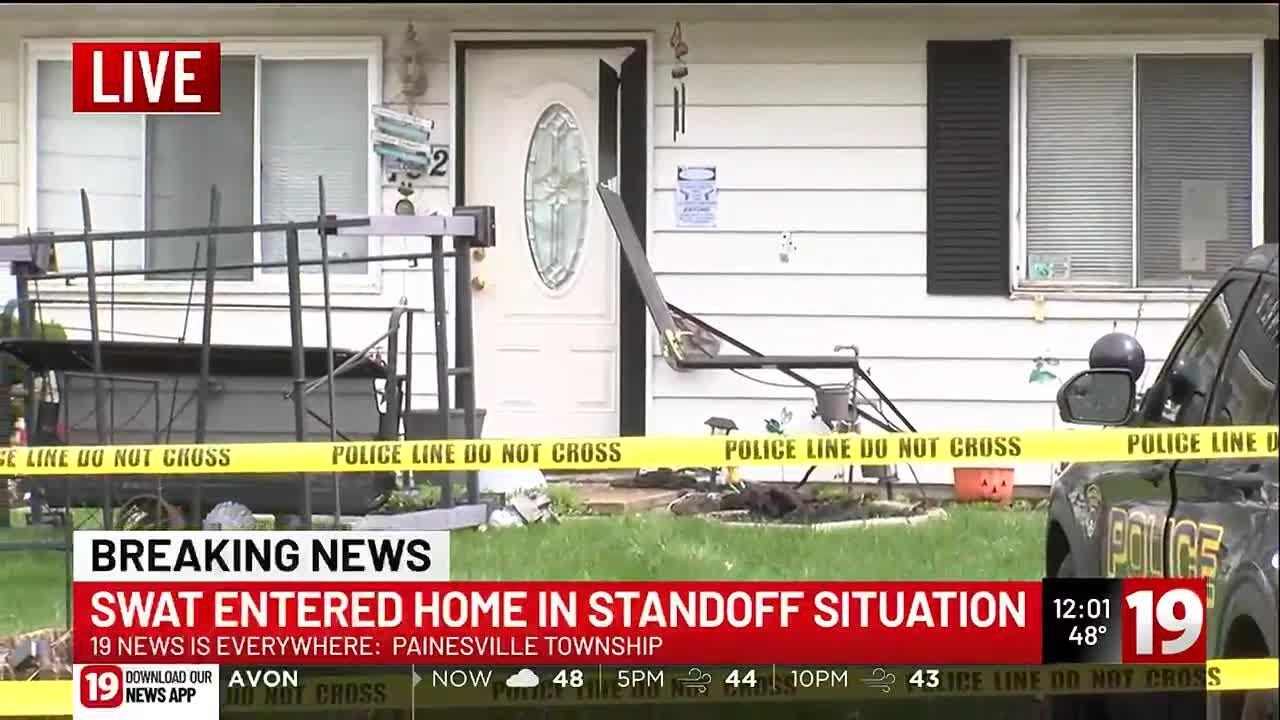 SWAT surrounds home in Painesville - YouTube