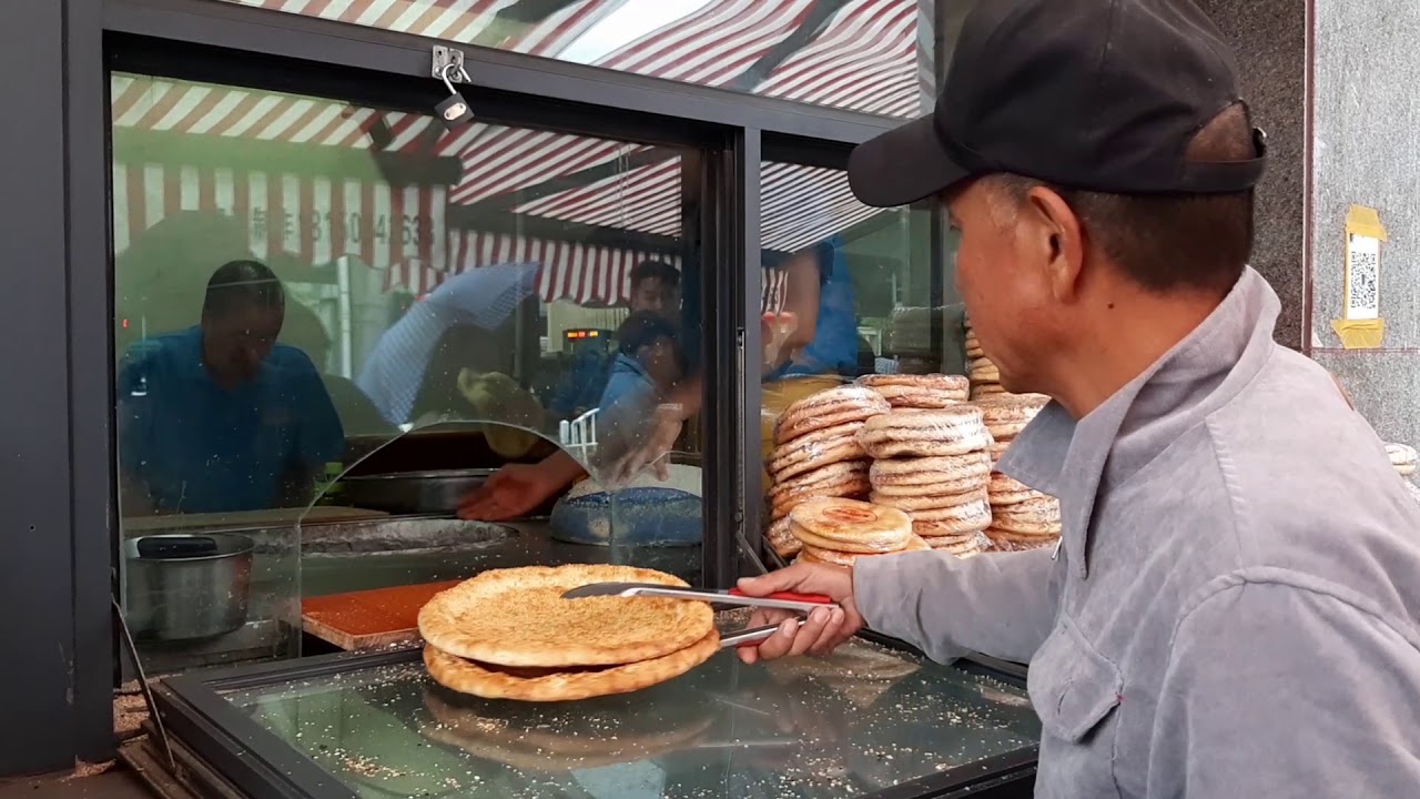 中國新疆省烏魯木齊 傳統美食 - 阿布拉的饢 | Uyghur bread nang in Urumqi Xinjiang China ...
