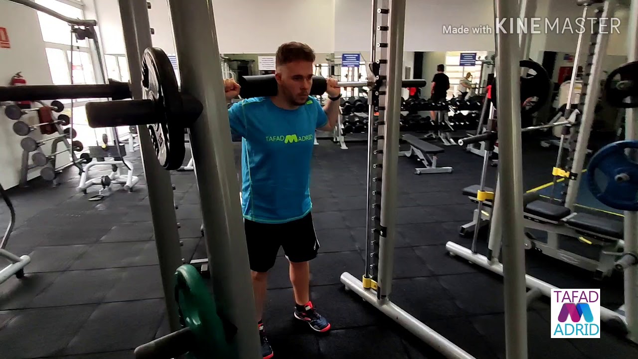 (error) Sentadillas con barra en multipower recorrido medio posición ...