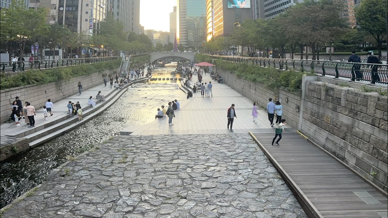 walk along the flow of the Cheonggye River - YouTube