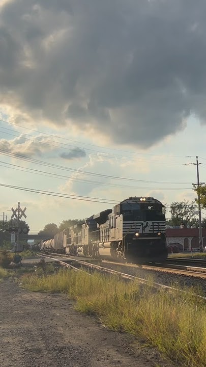 NS 1115 SD70ACe leads NS 10K with a SAAHC hornshow from a very nice crew & a Nice K5LLA past MP ...