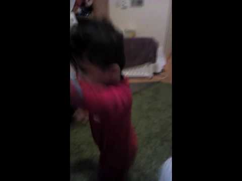 طفل سوري يرقص على وقع أغنية حزب التنمية والعدالة التركي