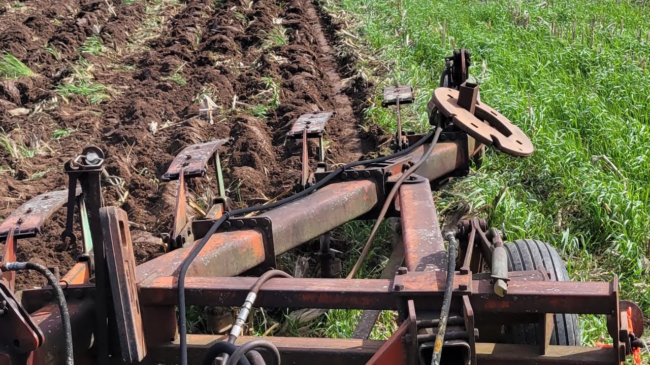 Keverland D5 onland plowing wet corn field with grass - YouTube
