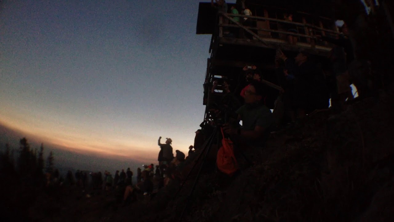 2017 Total Sar Eclipse from Bull of the Woods Fire Lookout 100% zone ...