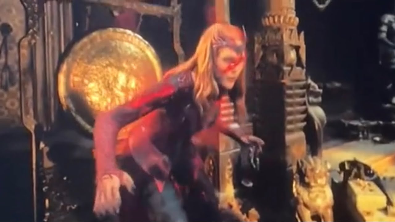 Wanda Maximoff breaks out of the mirror dimension (Doctor Strange in ...