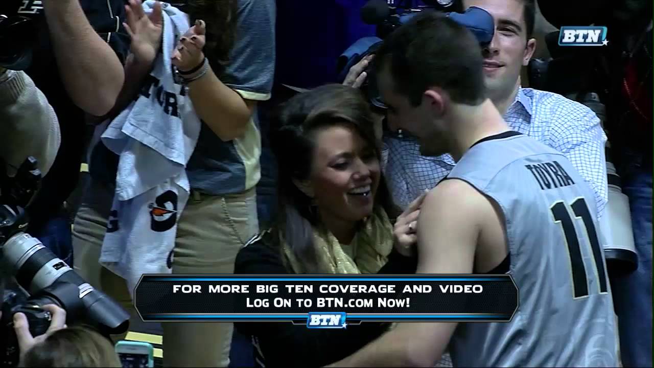 Stephen Toyra Proposes to His Girlfriend After Purdue Victory - YouTube